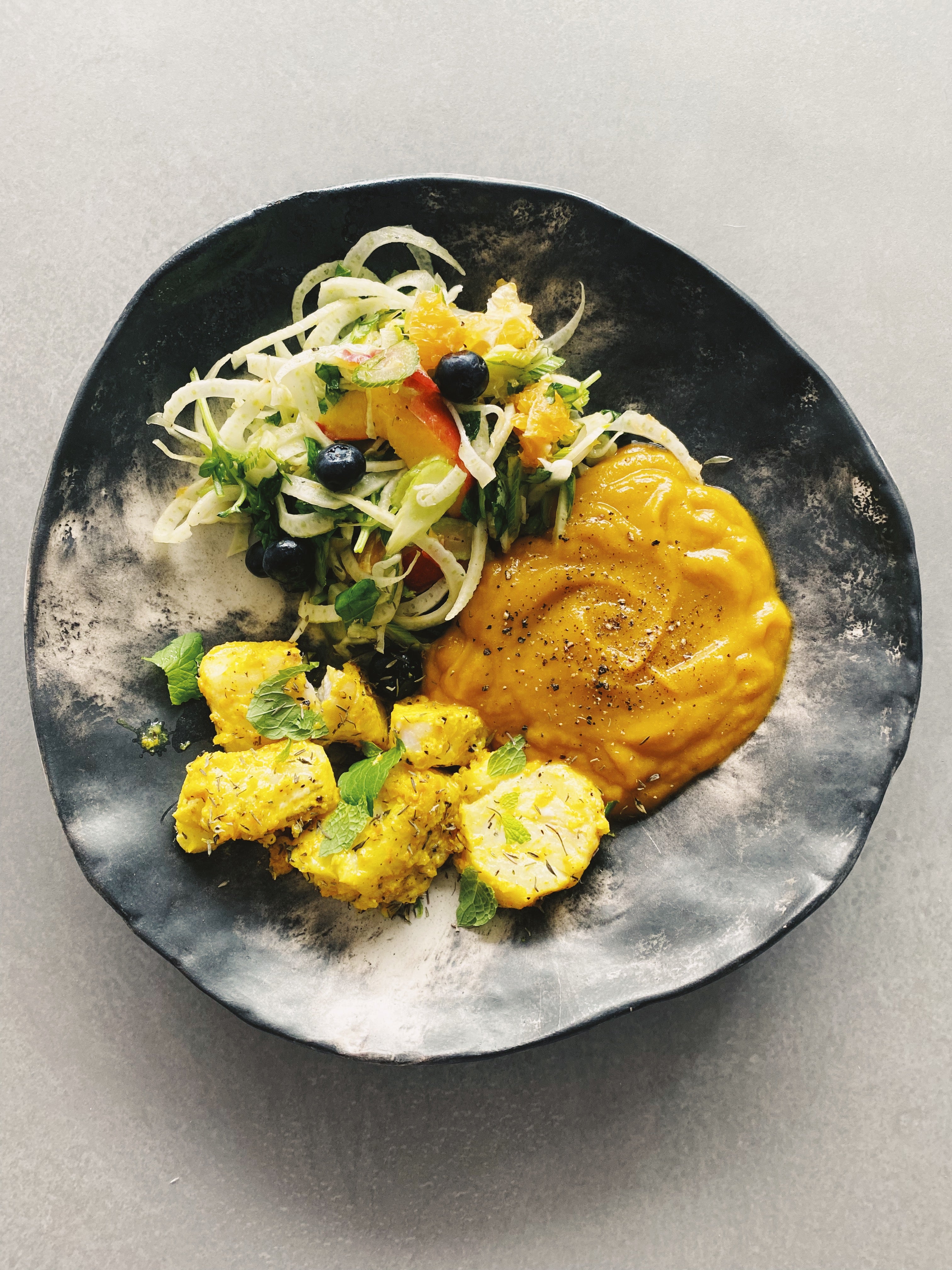 GURKEMEJE TORSK MED FENNIKELSALAT OG SØD KARTOFFEL MOS – MonDay Bliss