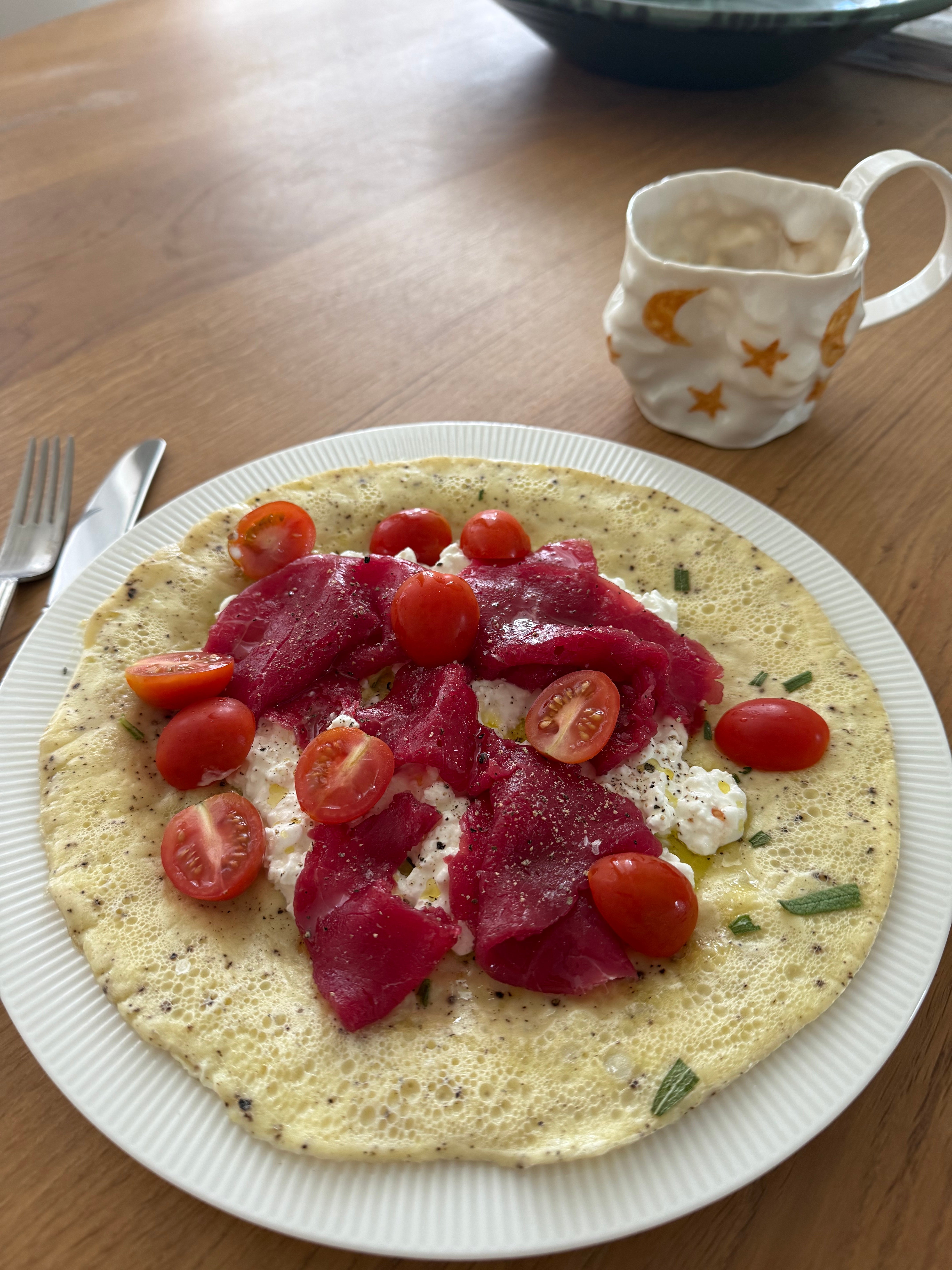 Æggekage med carpaccio, hytteost og cherrytomater – MonDay Bliss
